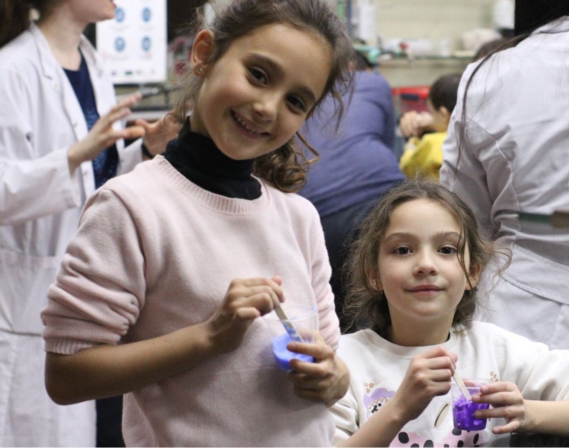 Día de las Infancias: el Museo de Ciencias Químicas lanzó 3 kits para ...